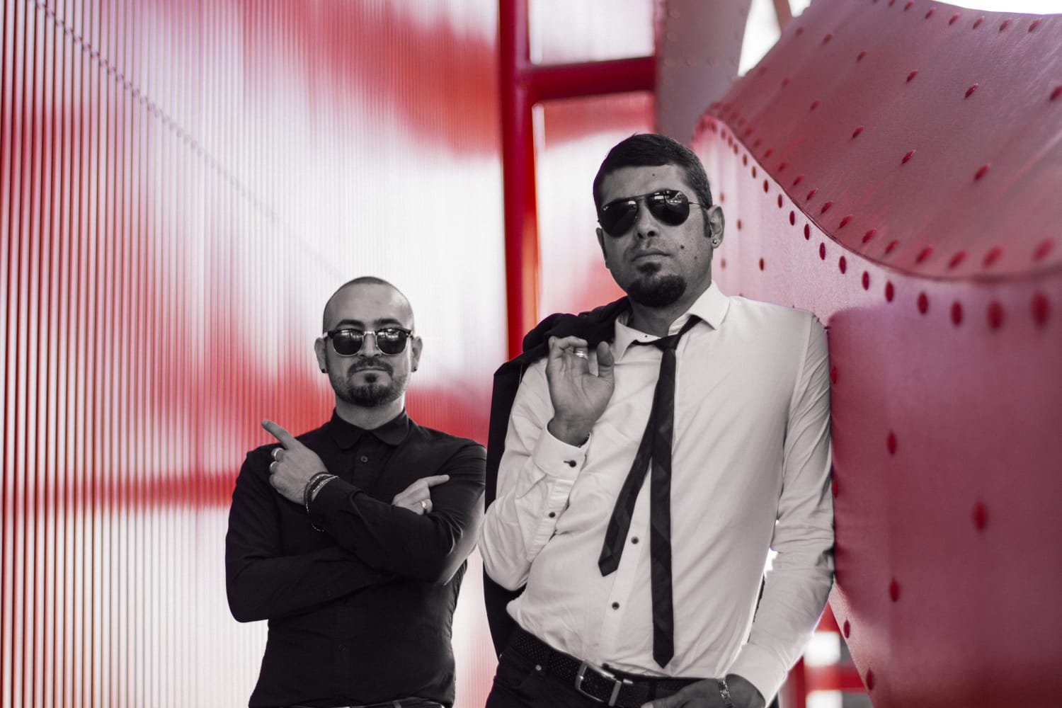 El dúo synth rock Protocol estrena “How Does It Feel” en la oscuridad ...