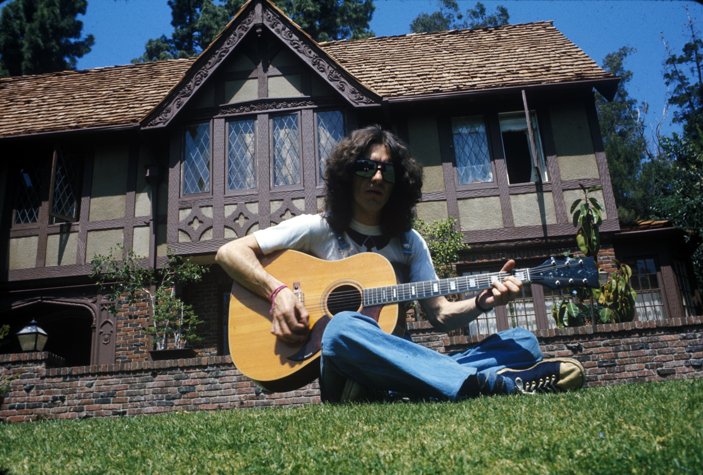 Celebra el 50 aniversario de “Living in the Material World” de George ...