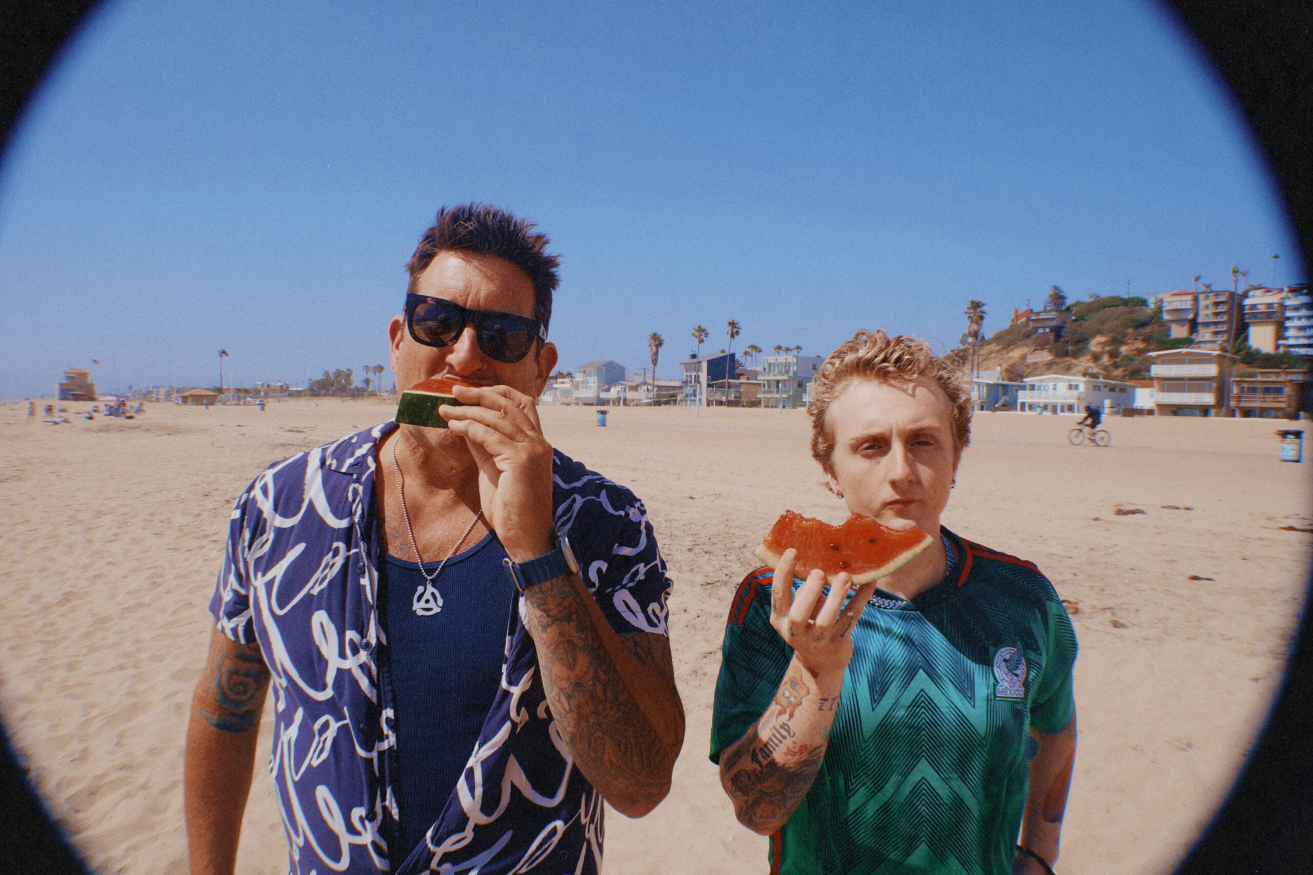 Love Ghost y Zach Goode lanzan “Sandcastles”, un puente entre ...